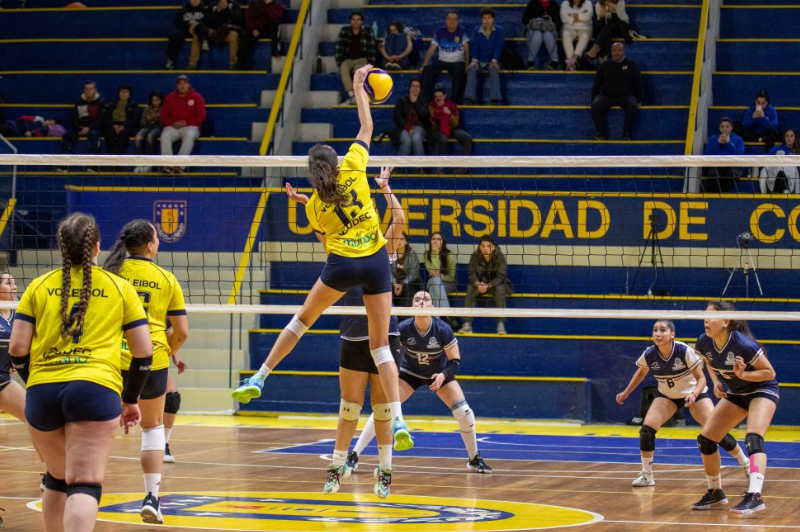 UdeC comienza con una victoria el CNU de Vóleibol Mujeres FENAUDE | DISE UdeC